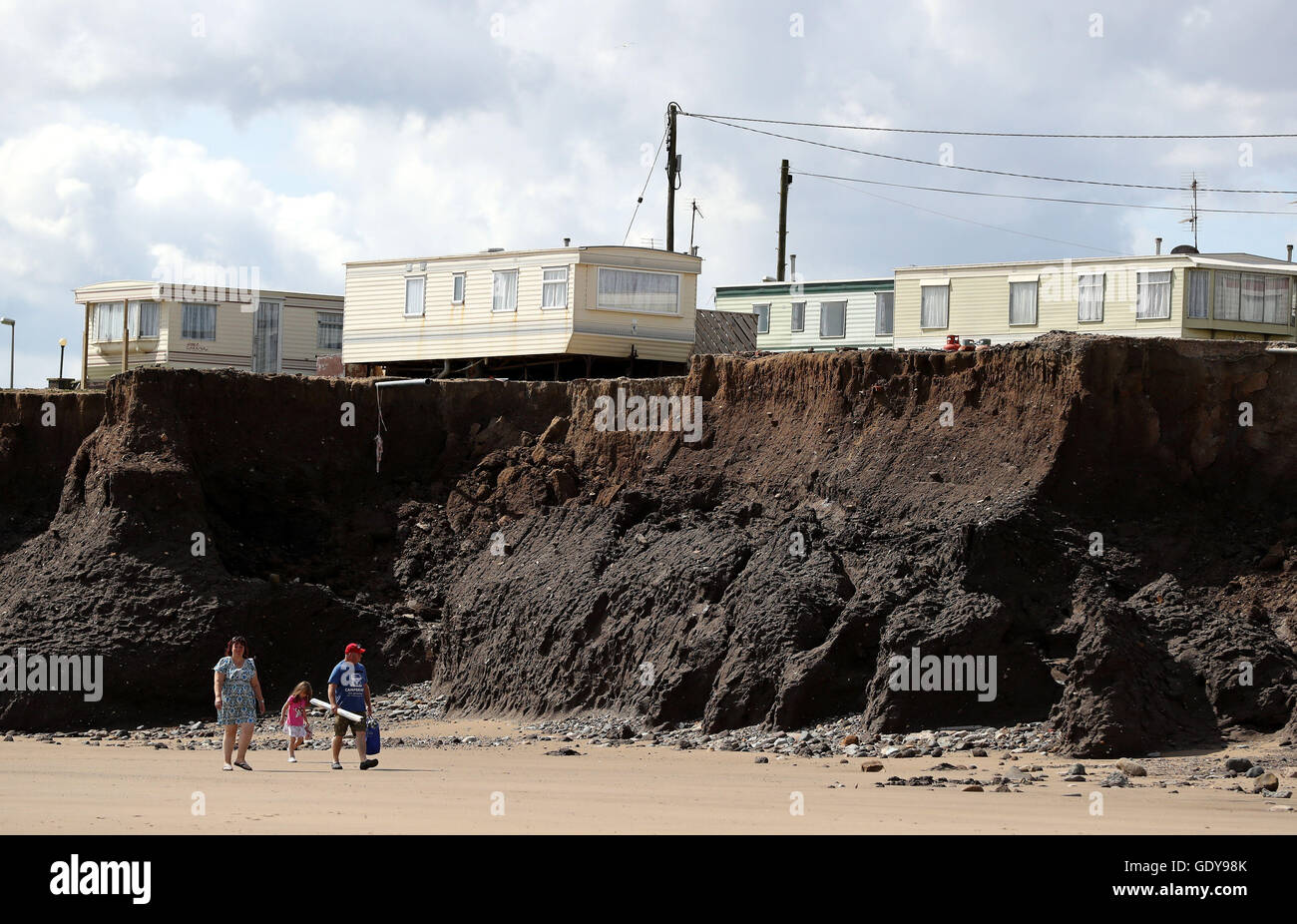 Caravans perched on the cliff edge at Galleon Beach caravan park near ...
