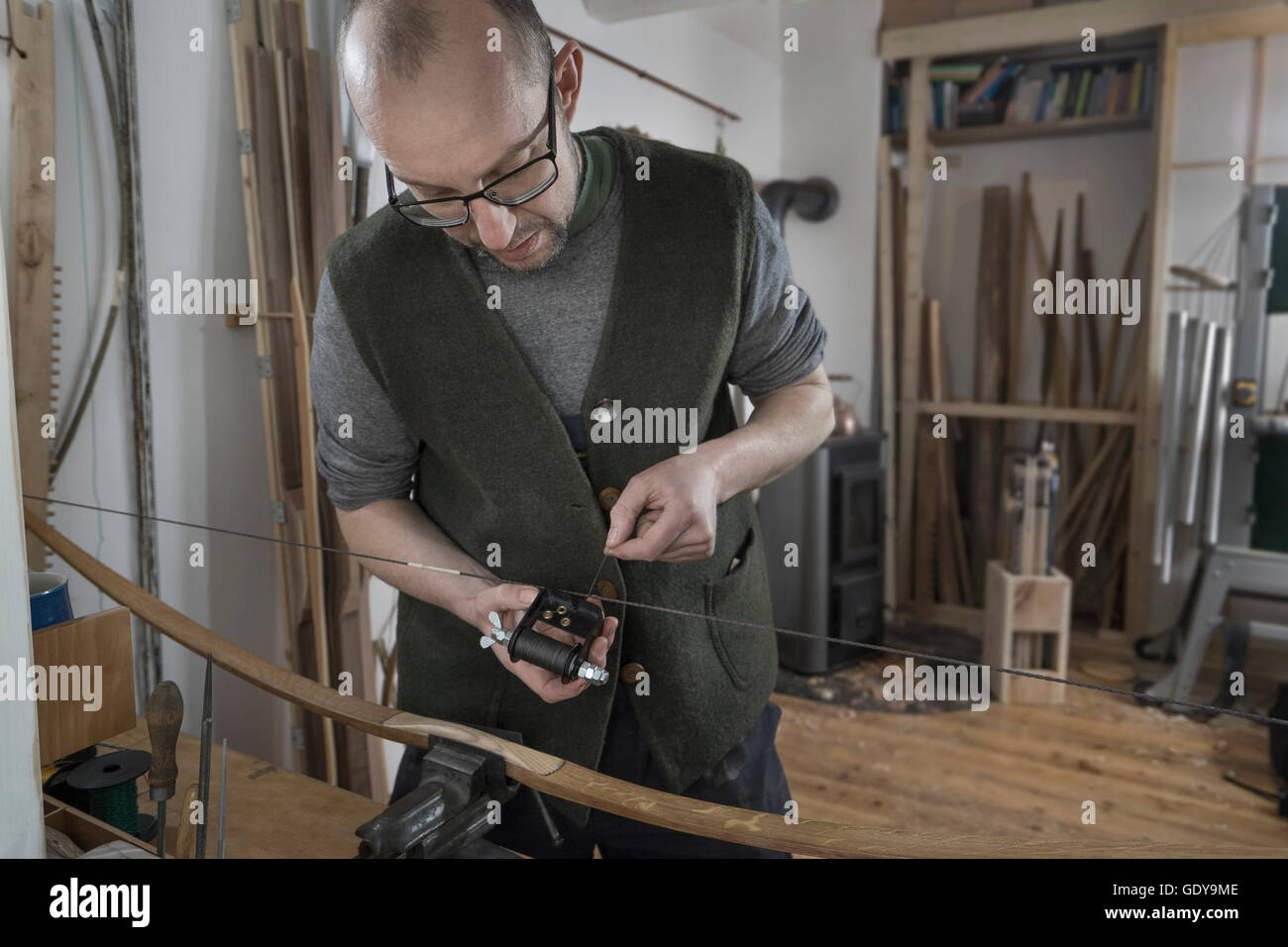 Bow string arrow hi-res stock photography and images - Alamy