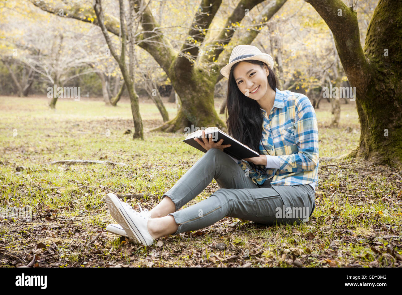 Sitting reading side view hi-res stock photography and images - Alamy
