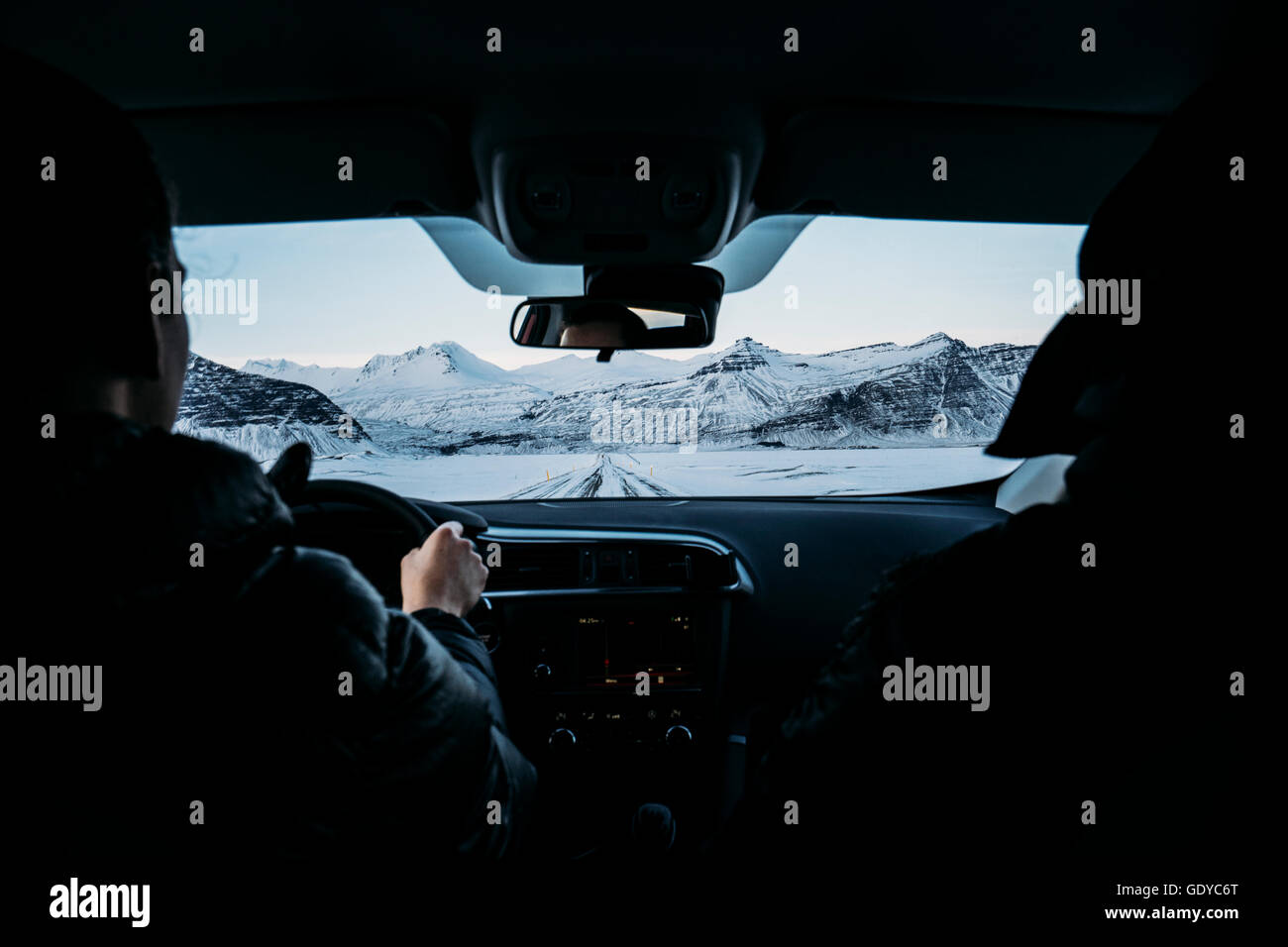 Car driving away snow hi-res stock photography and images - Alamy