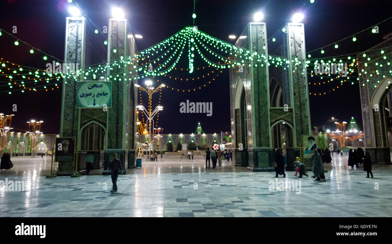 Prayer at the shrine of Imam Ali bin Mussa Alrida Stock Photo - Alamy