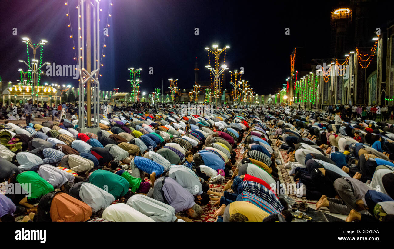 Prayer at the shrine of Imam Ali bin Mussa Alrida Stock Photo - Alamy