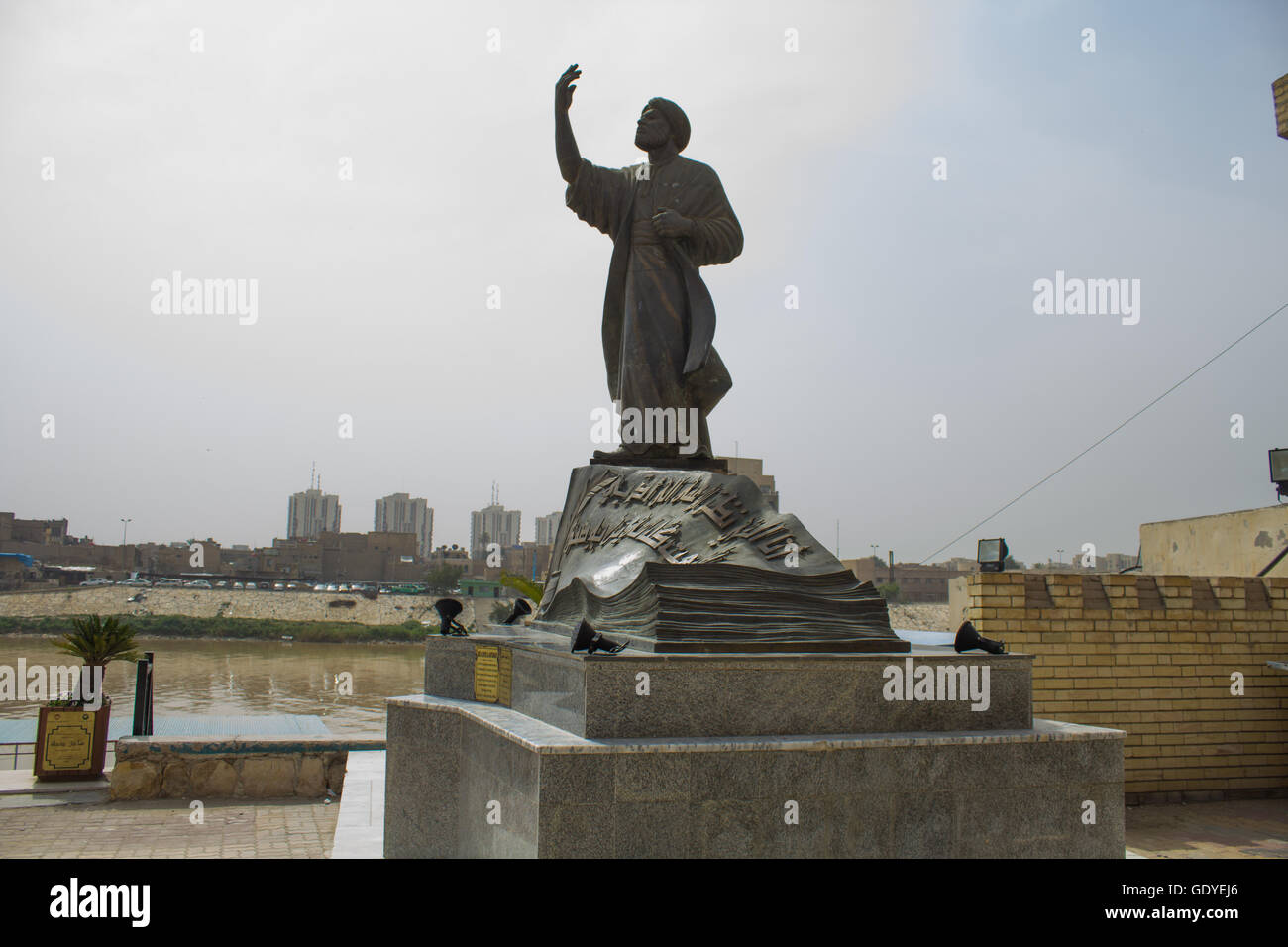 Al mutanabi statue hi-res stock photography and images - Alamy