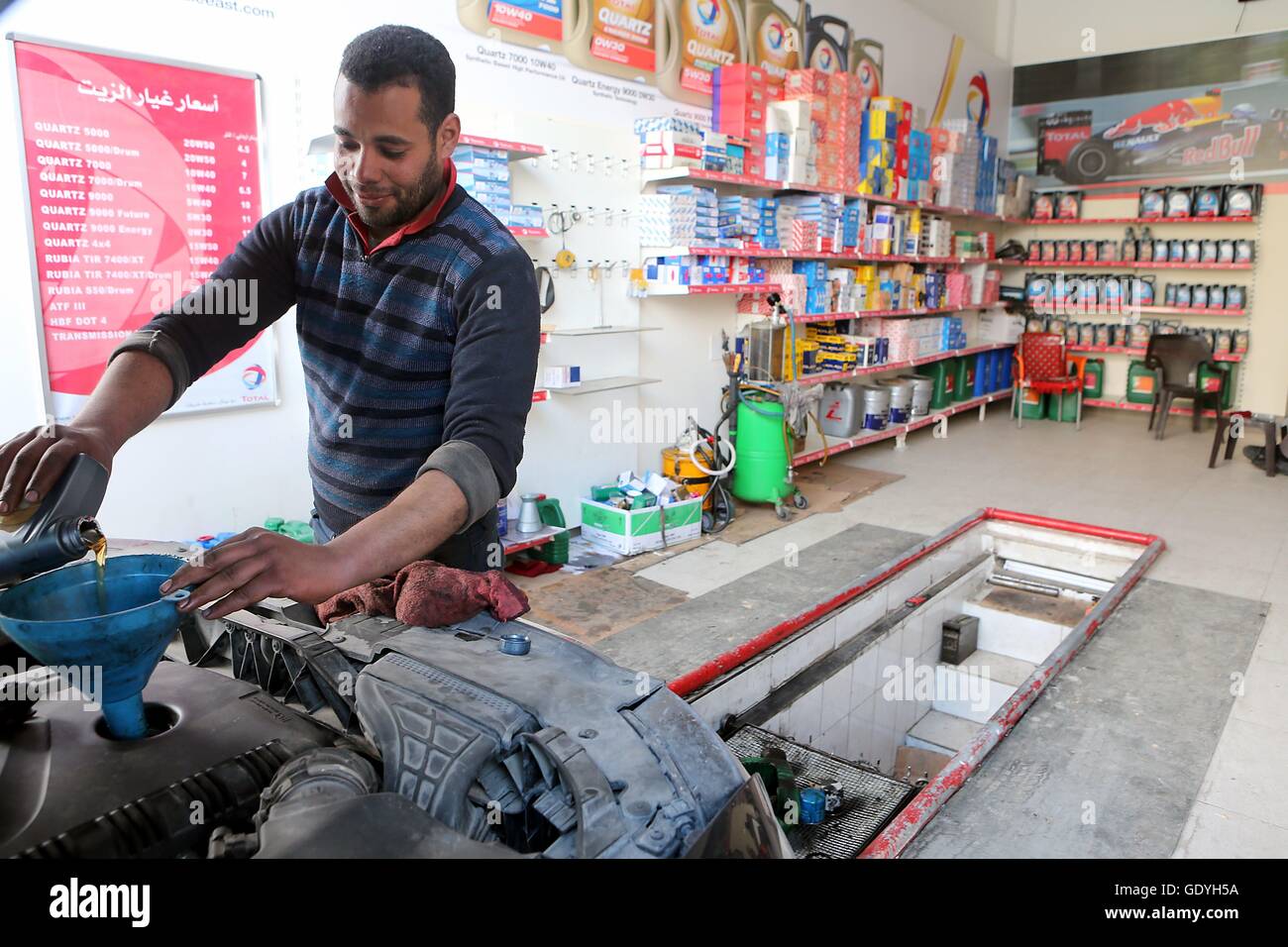 Fills oil in engine hi-res stock photography and images - Alamy