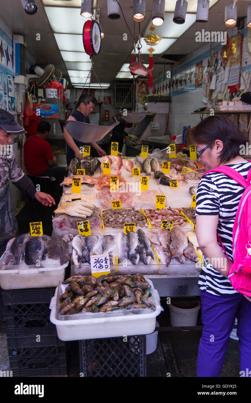 Fishmonger in Chinatown, Manhattan Stock Photo - Alamy