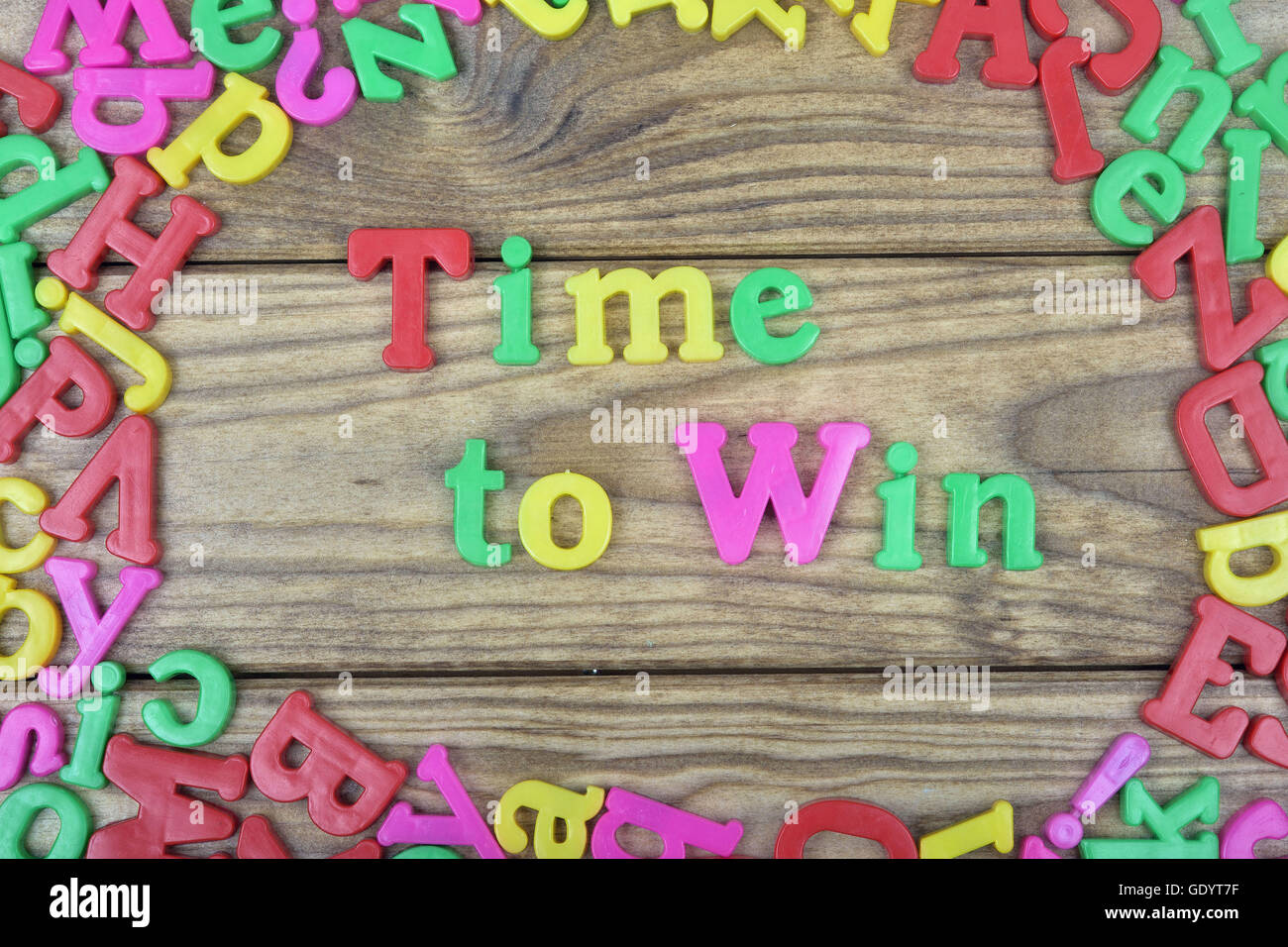 Time to win word on wooden table Stock Photo - Alamy