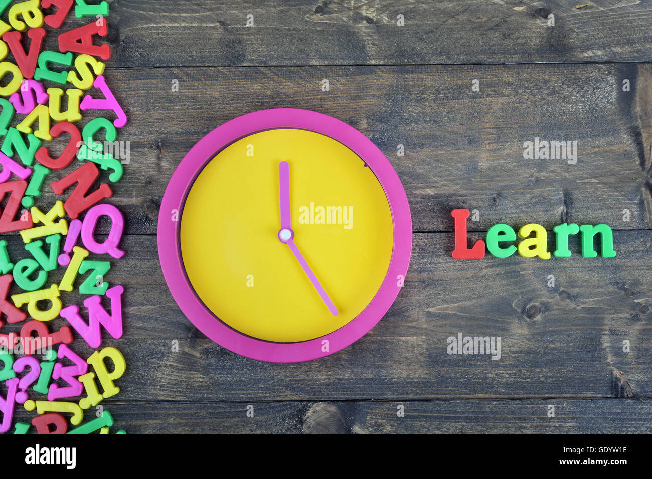 Learn word on wooden table Stock Photo - Alamy