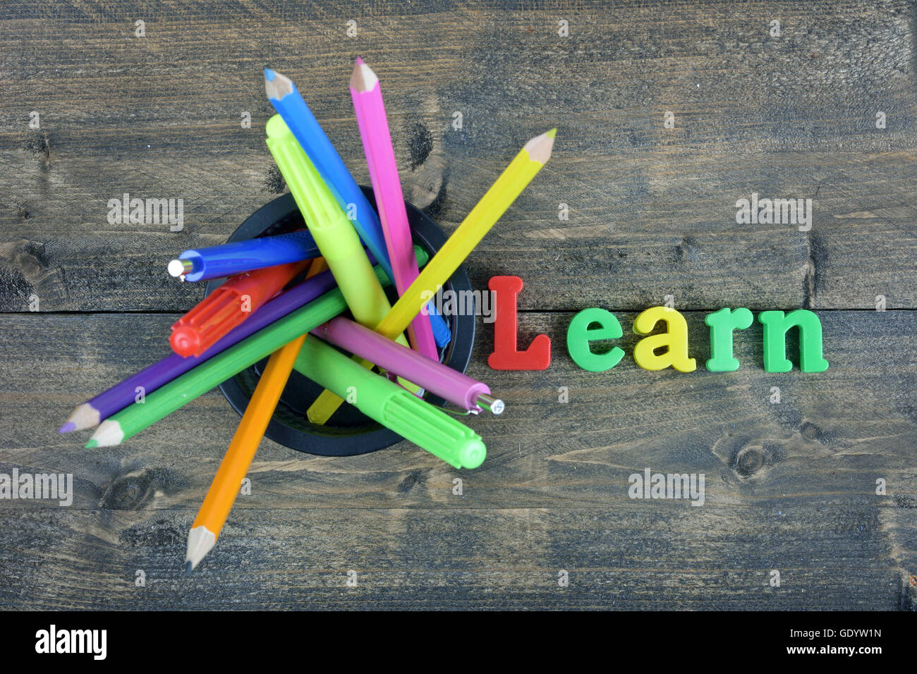 Learn word on wooden table Stock Photo - Alamy