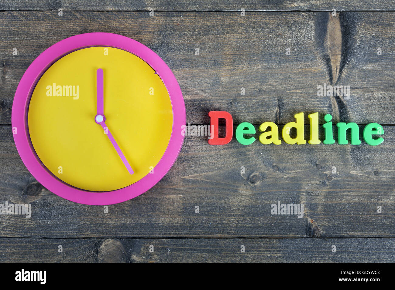 Deadline word on wooden table Stock Photo - Alamy
