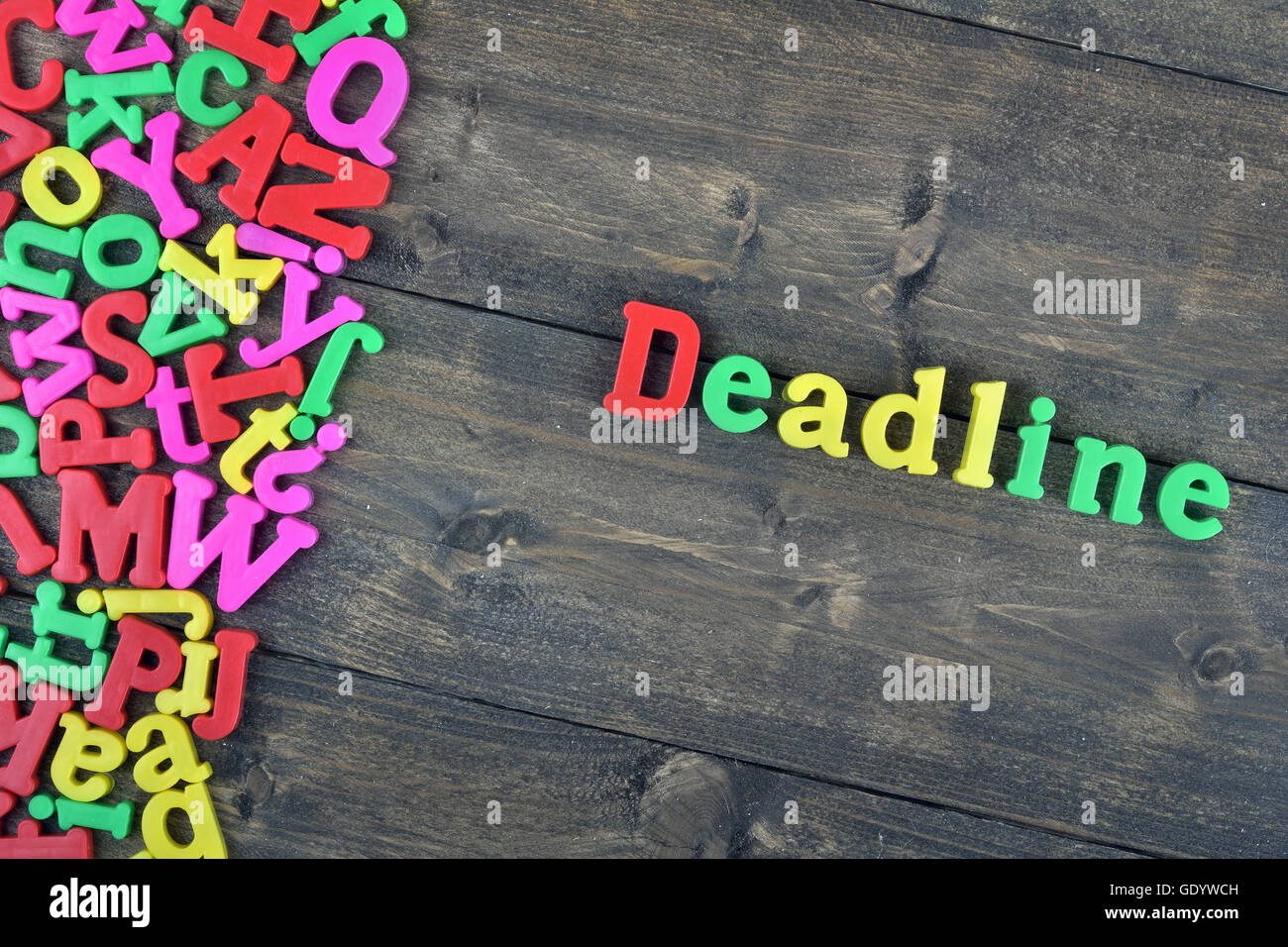 Deadline word on wooden table Stock Photo - Alamy