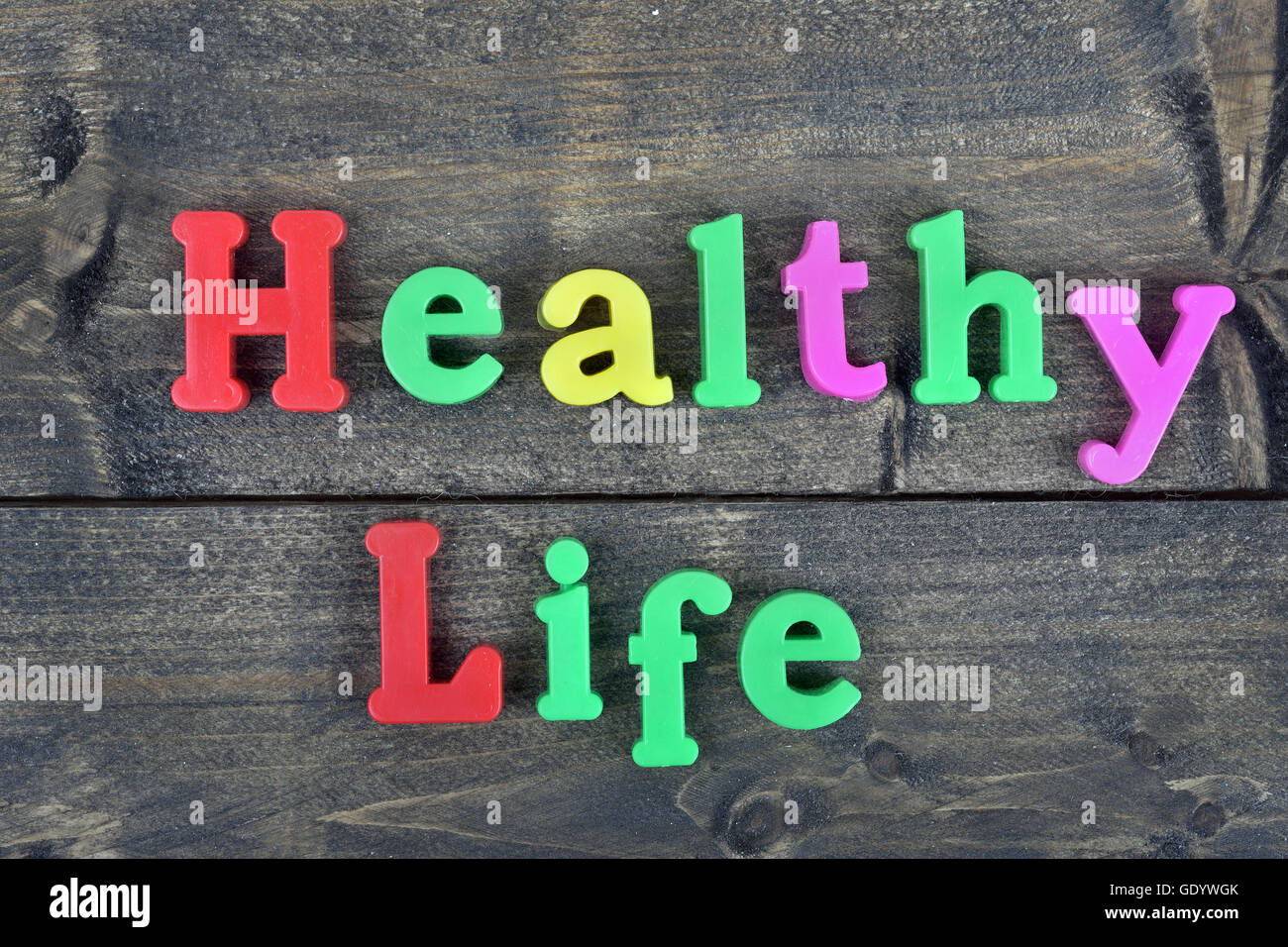 Healty life word on wooden table Stock Photo - Alamy