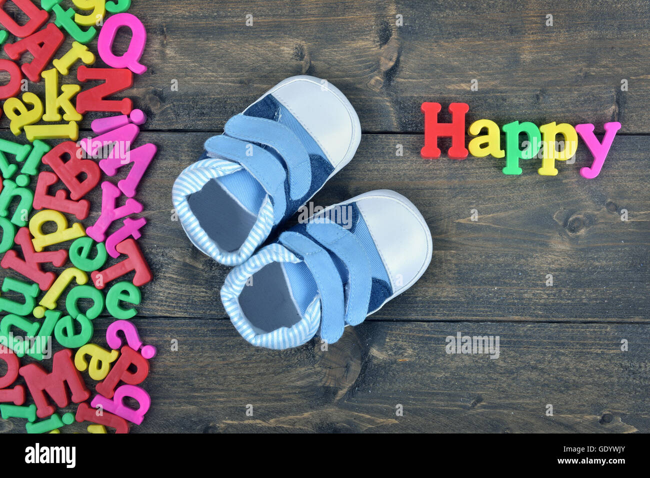 Happy word on wooden table Stock Photo - Alamy