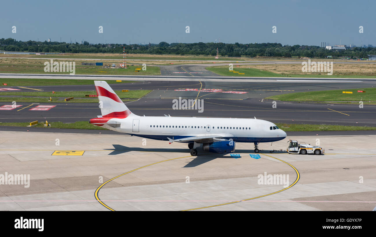 Push back truck hi-res stock photography and images - Alamy