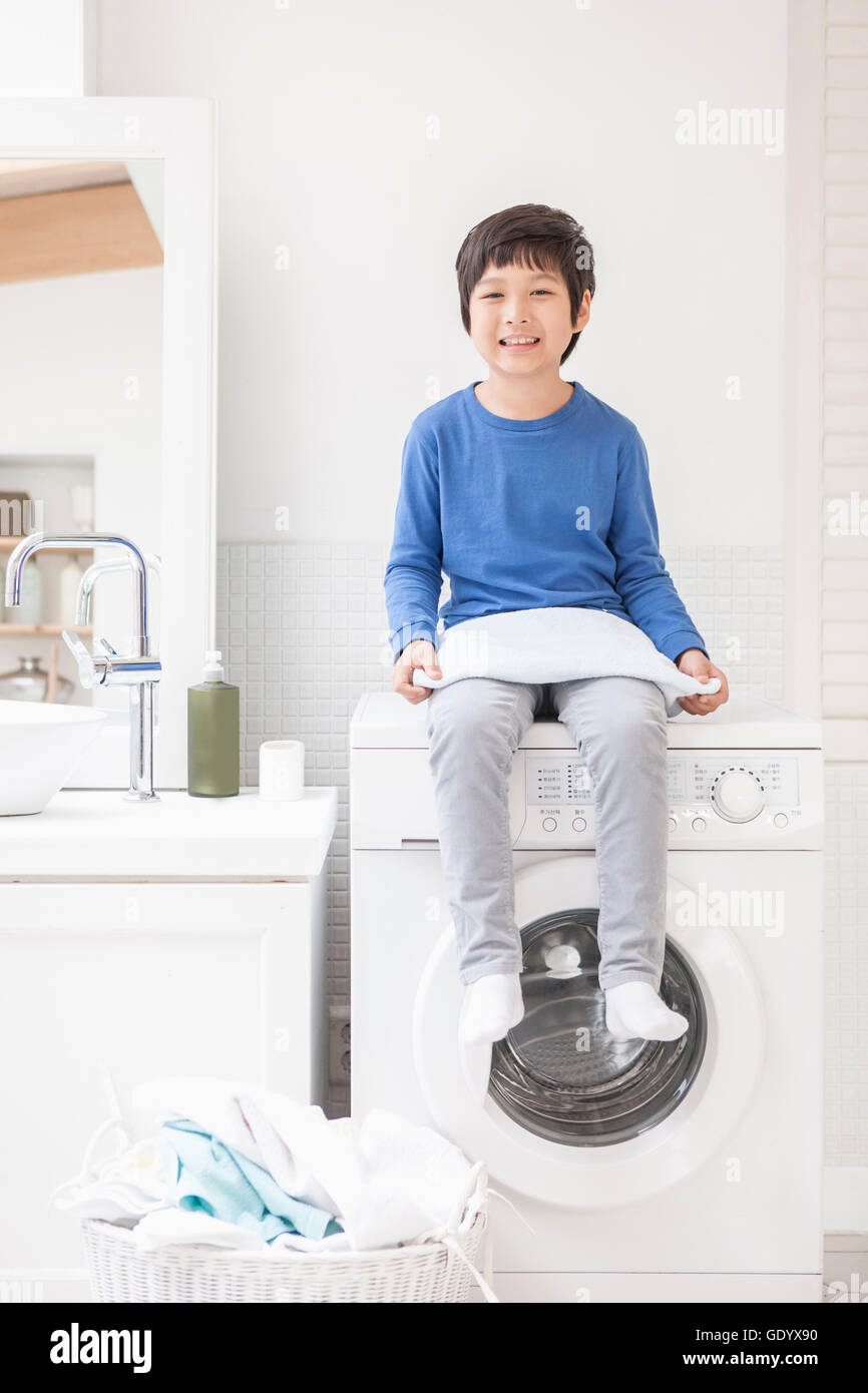 Sitting on a washing machine hi-res stock photography and images - Alamy