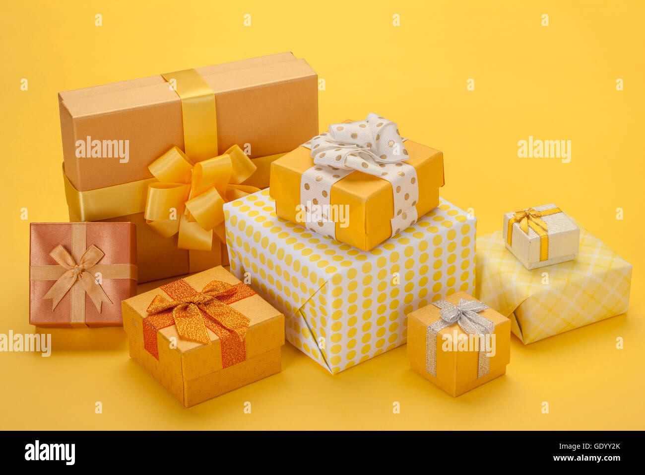 Yellow present hi-res stock photography and images - Alamy