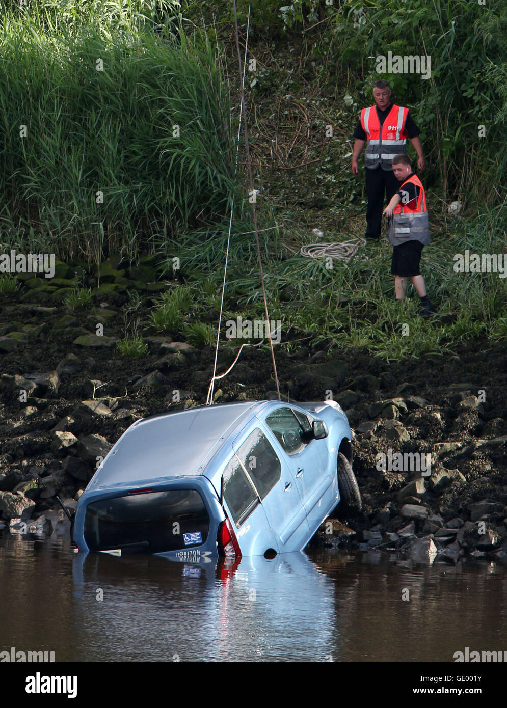 A car being pulled from the River Clyde where a body was recovered ...
