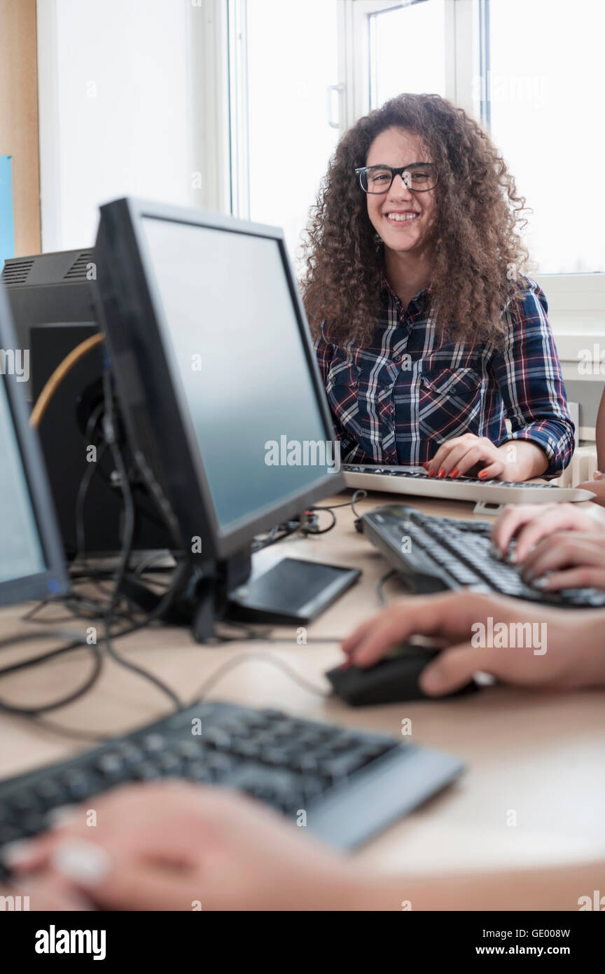 Computer lab teenagers hi-res stock photography and images - Alamy