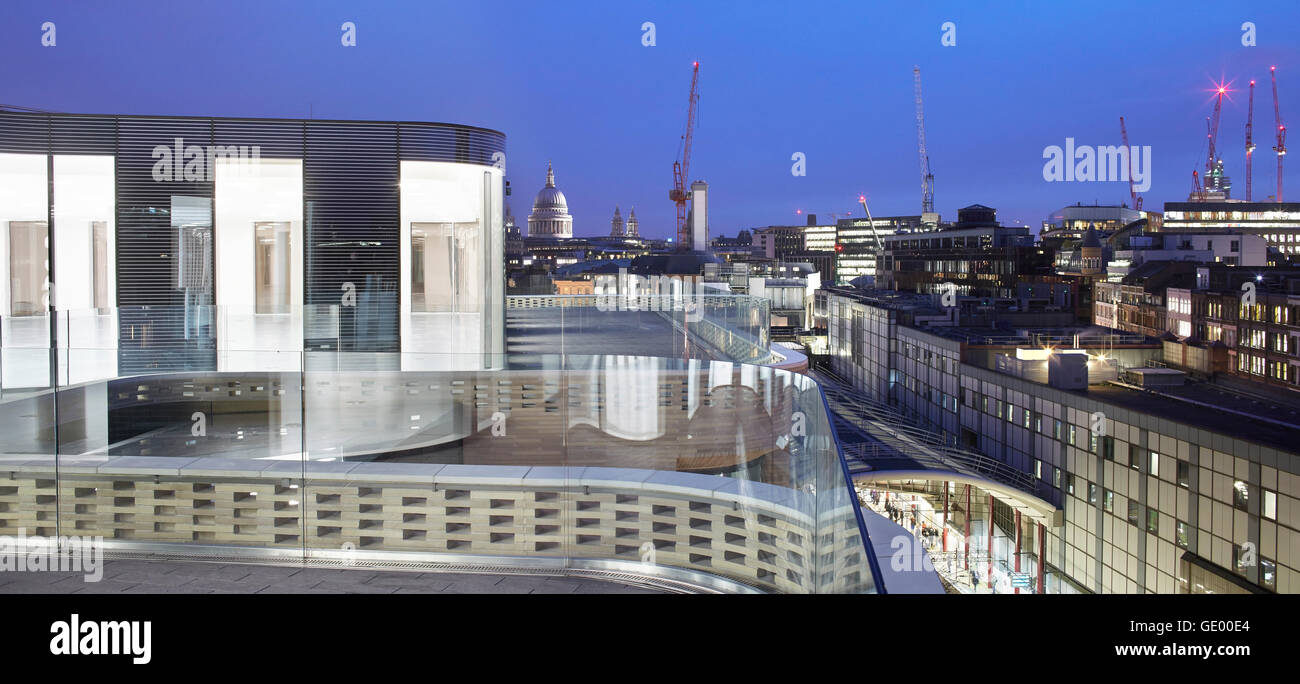 Panoramic rooftop view towards City of London at dusk. Turnmill ...