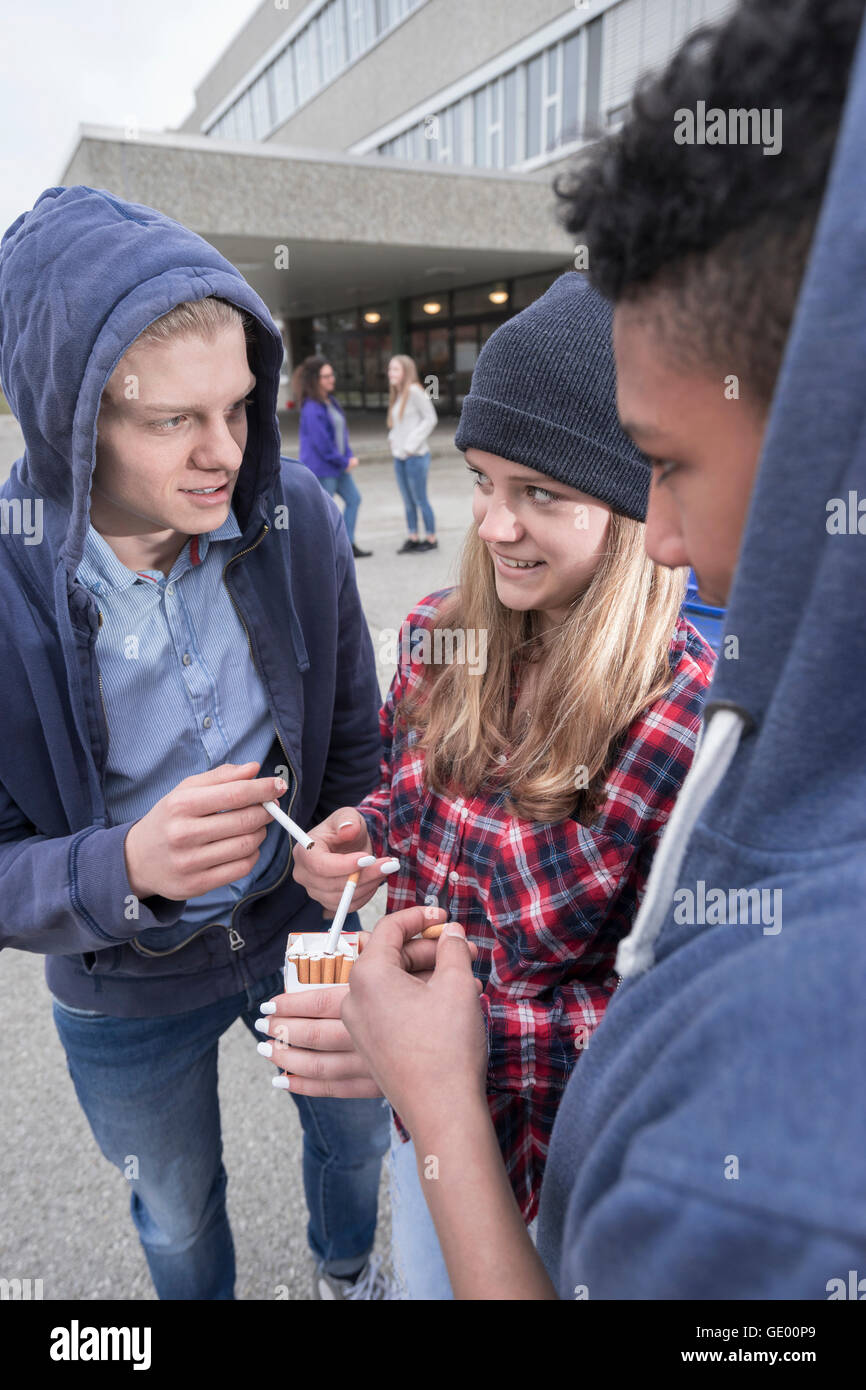 School girls smoking hi-res stock photography and images - Alamy