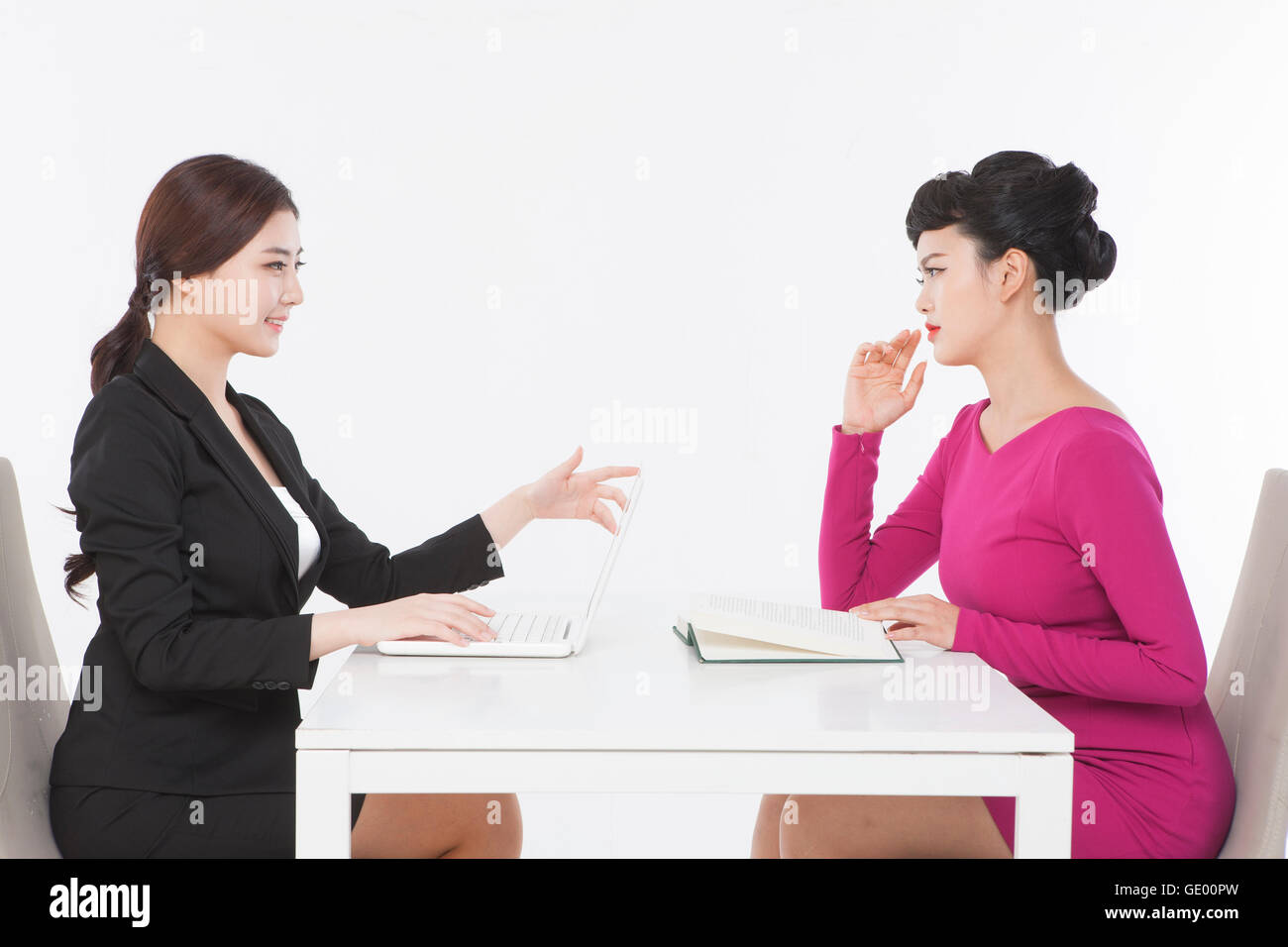 Side view p portraitof two business women having a talk face to face ...