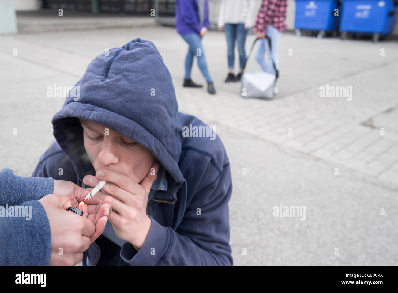 School girls smoking hi-res stock photography and images - Alamy