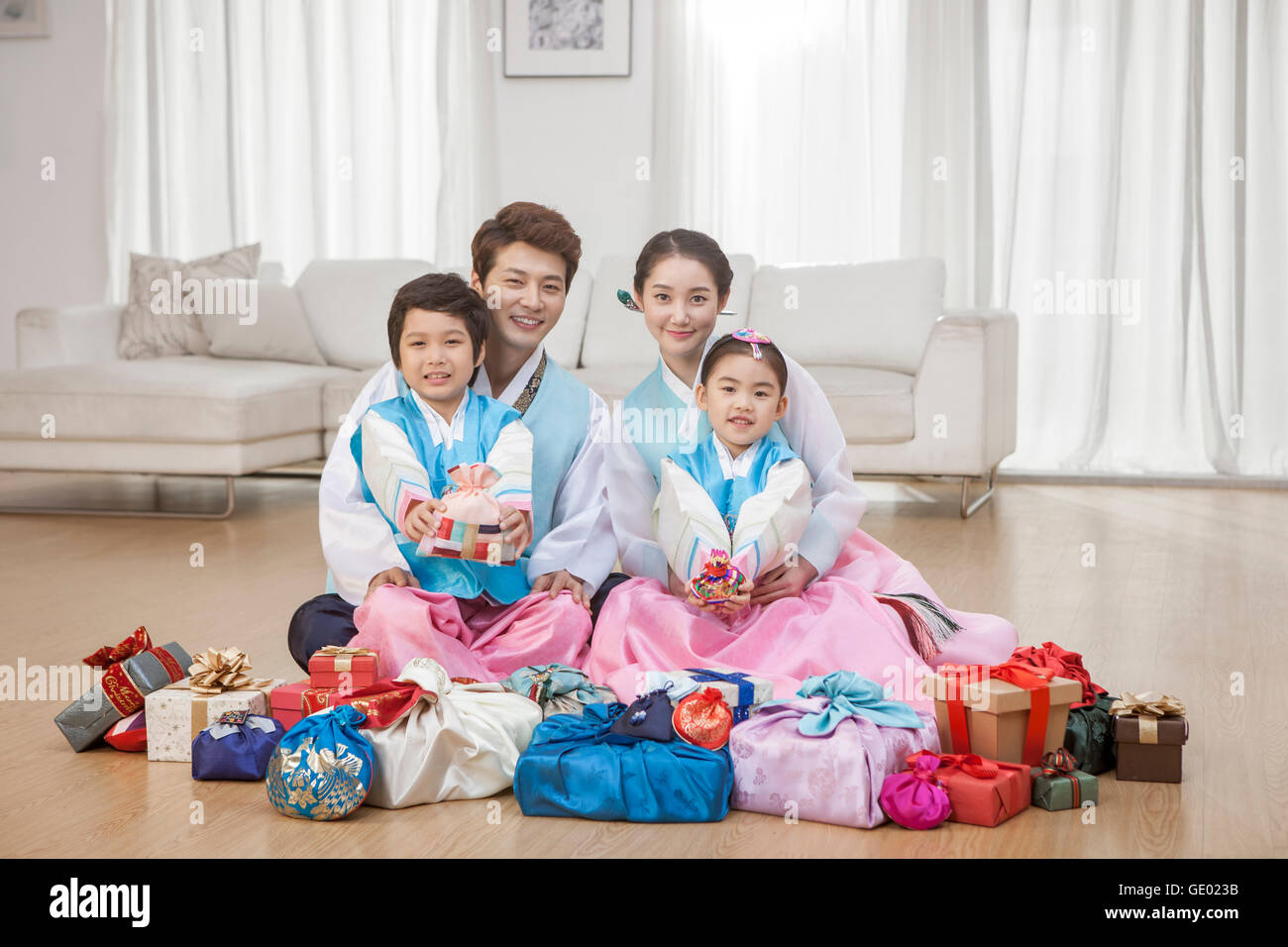 Korean family hi-res stock photography and images - Alamy