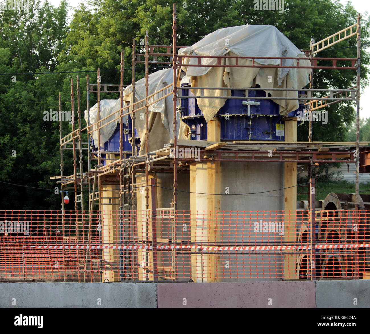 the reusable formwork construction of a concrete bridge support for the ...