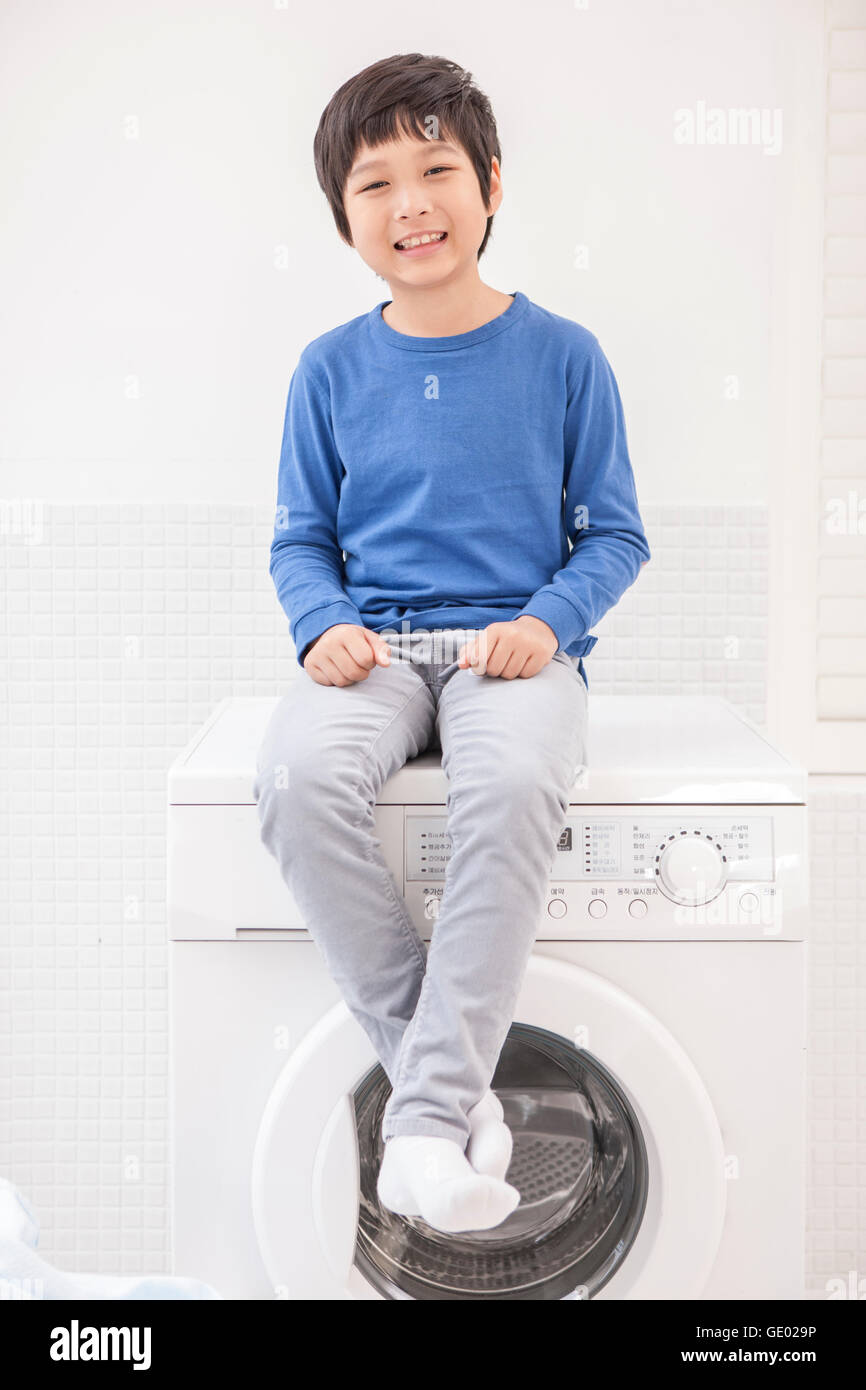 Boy washing machine hi-res stock photography and images - Alamy