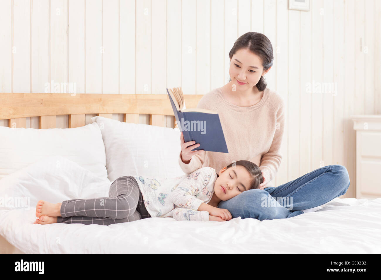 Mother sleep daughter hi-res stock photography and images - Alamy