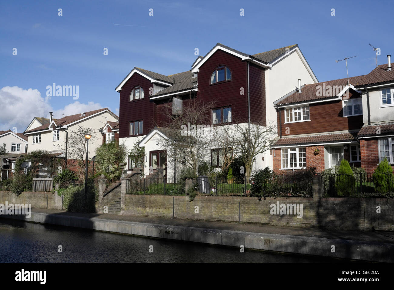 Waterside houses hi-res stock photography and images - Alamy