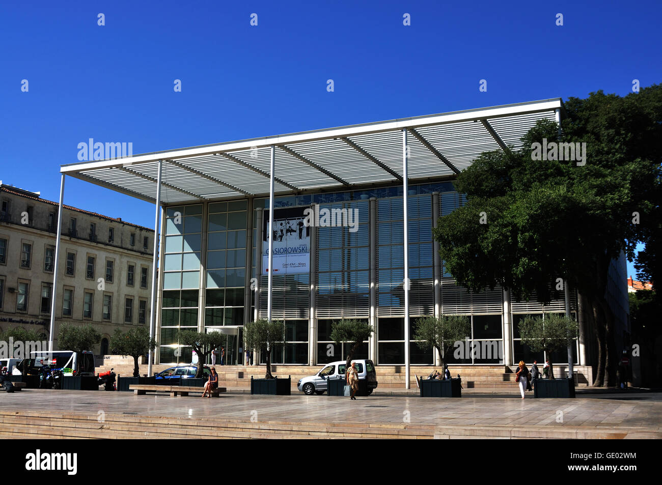 The Carre d'art at Nimes houses by Frank Gehry the museum of ...