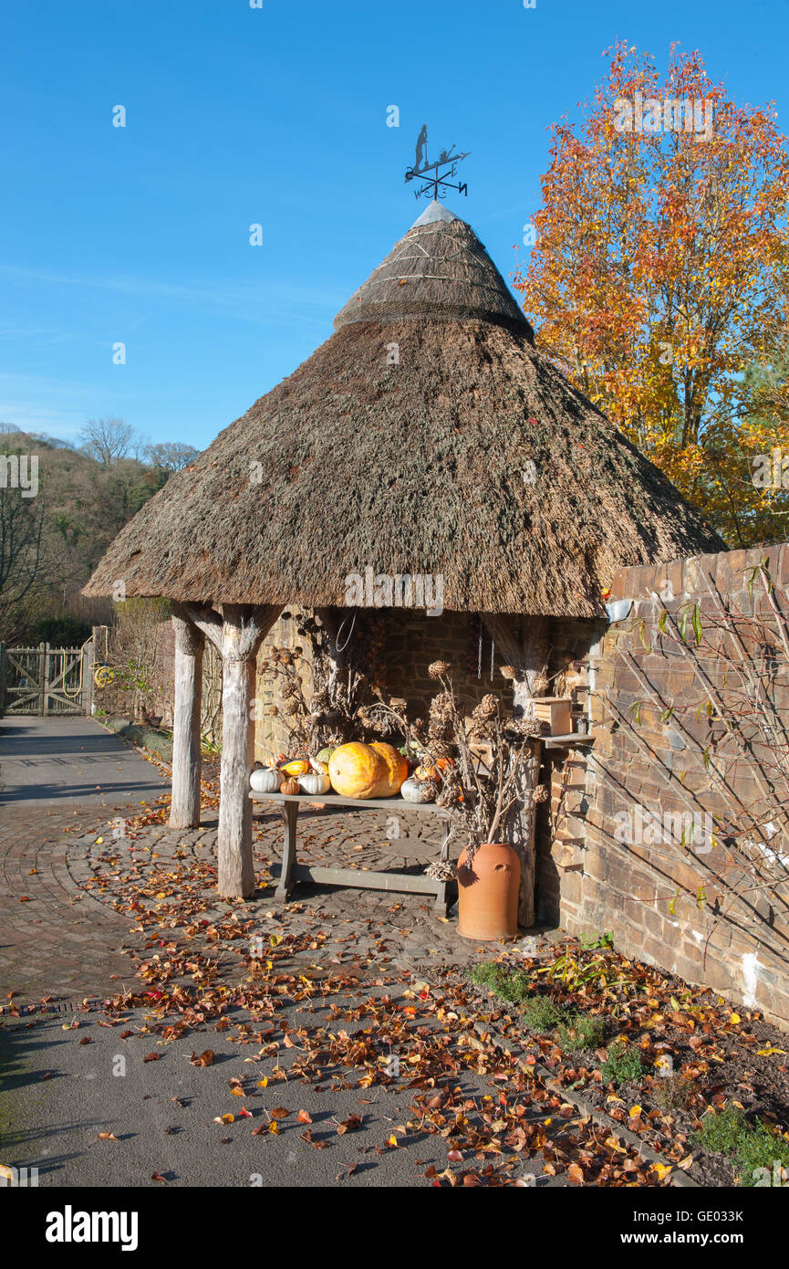 Traditional round house thatched roof hi-res stock photography and ...