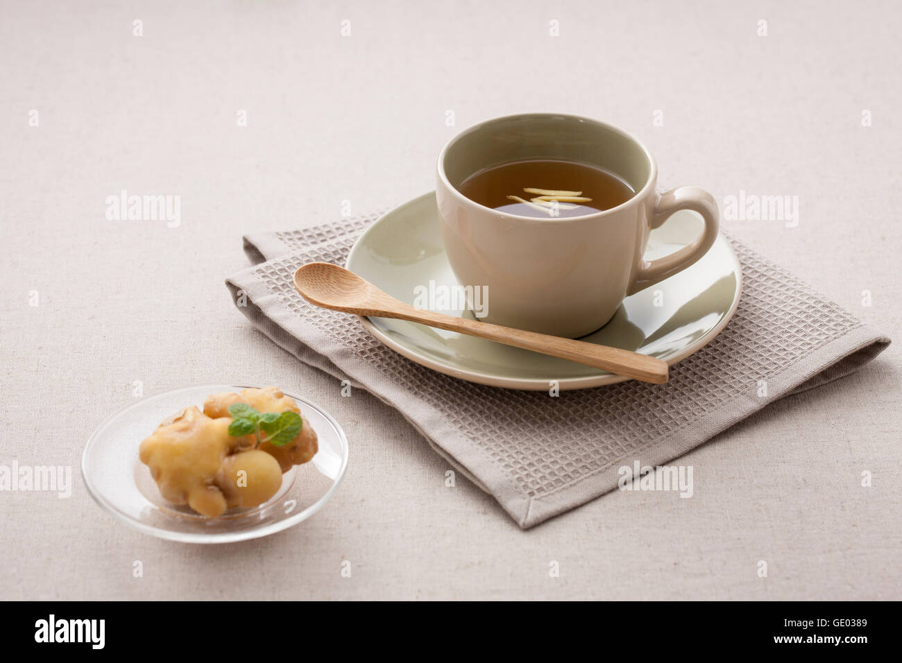 Traditional Korean ginger tea Stock Photo - Alamy