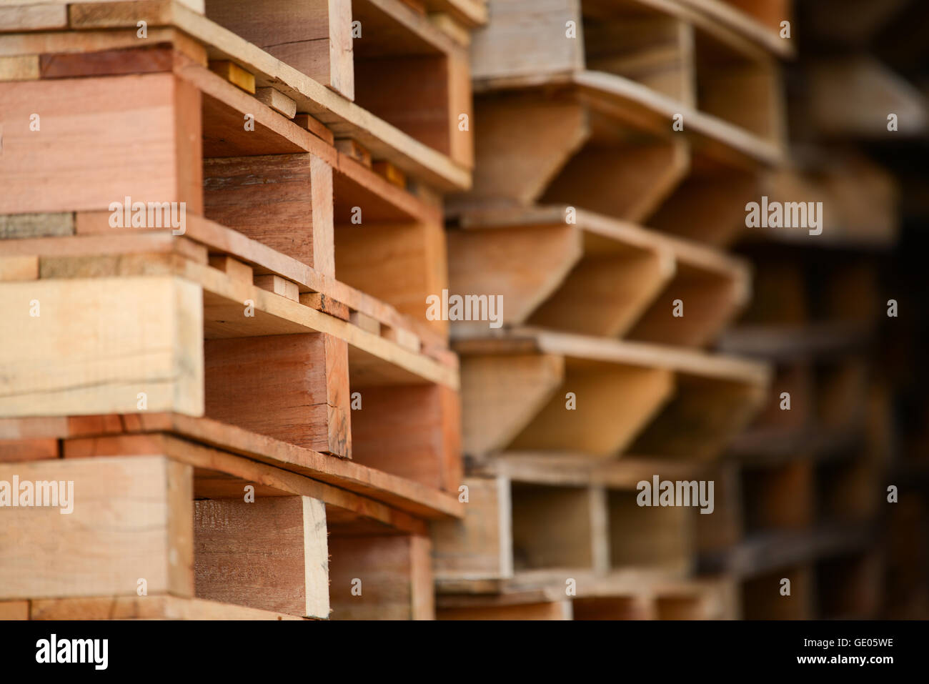 wood pallet stack Stock Photo - Alamy
