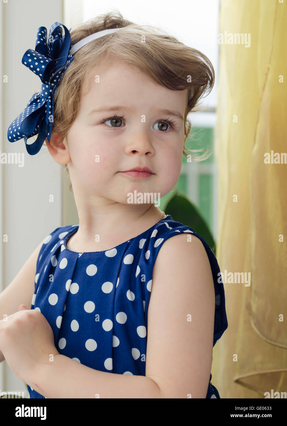 Portrait of a little girl baby at the window Stock Photo - Alamy