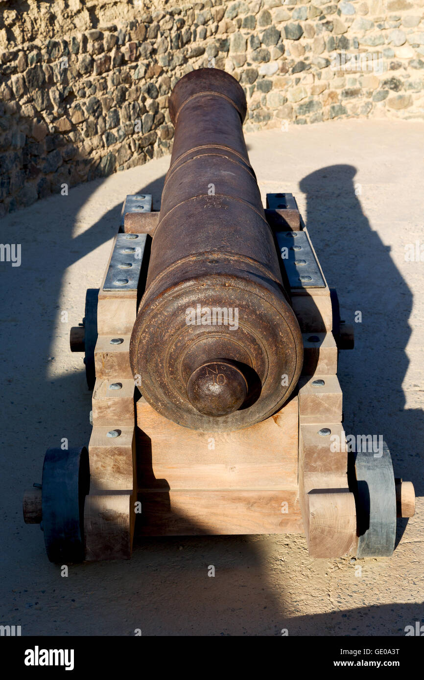 castle and cannon near the wall in oman muscat the old Stock Photo - Alamy