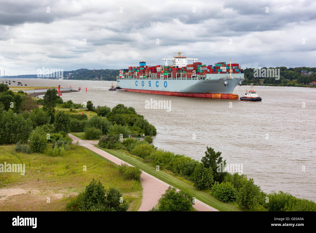 Cosco netherlands arriving port hamburg hi-res stock photography and ...