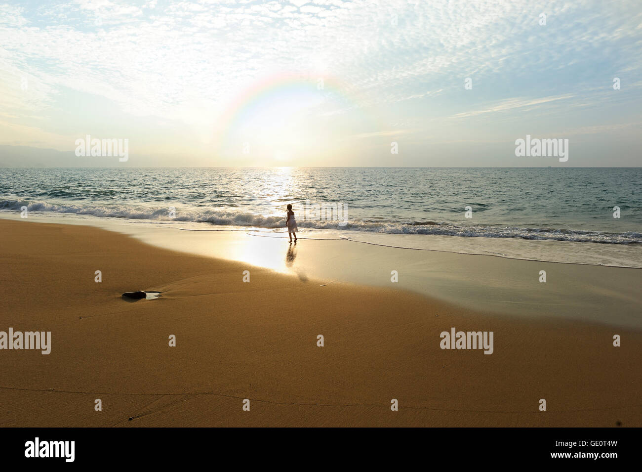 Child looking at ocean hi-res stock photography and images - Alamy