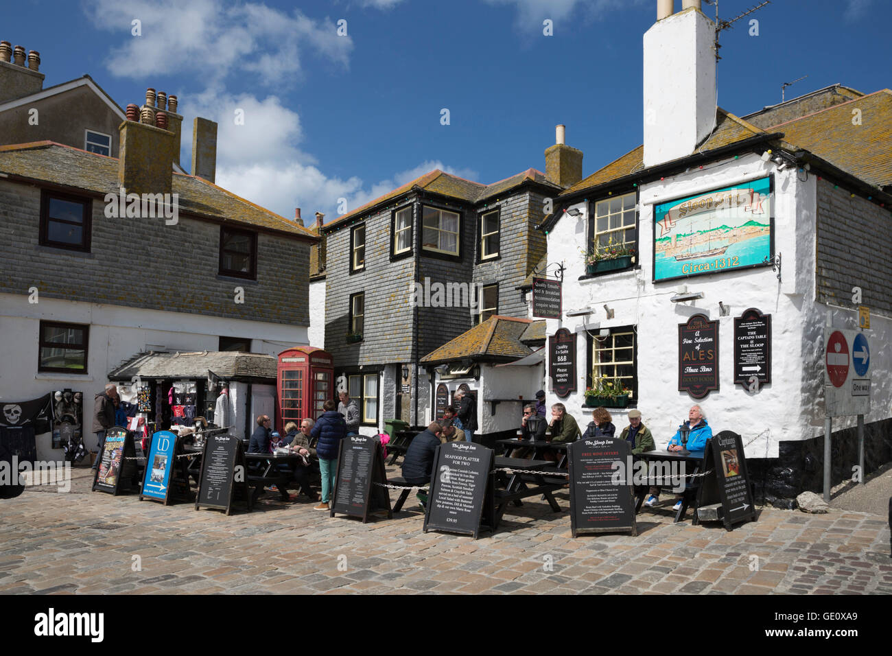 The Sloop Inn 14th century harbourside pub, St Ives, Cornwall, England ...