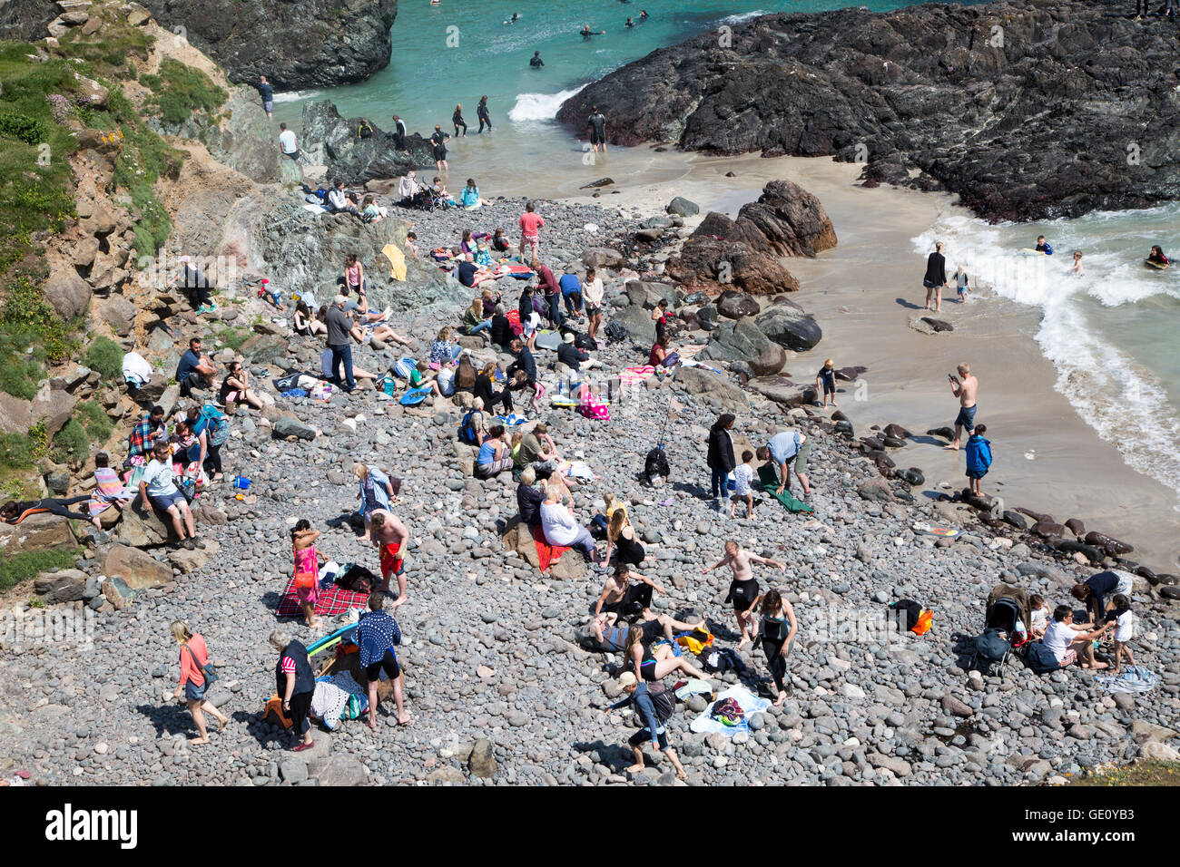 Crowded pebble beach, Kynance Cove, Lizard peninsula, Cornwall, England ...