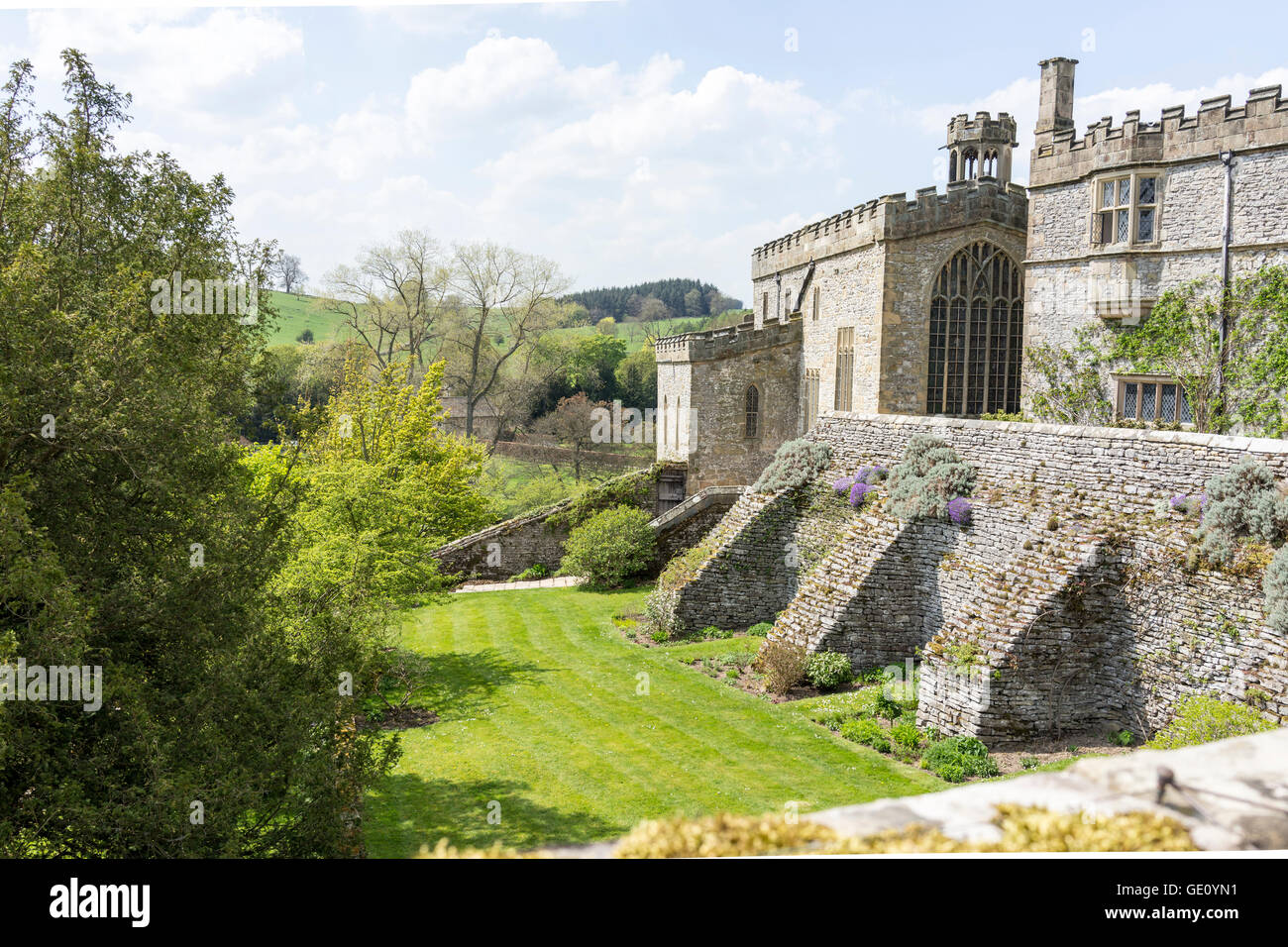 Visiting Haddon Hall in Derbyshire. Derbyshire Elizabethan Heritage ...