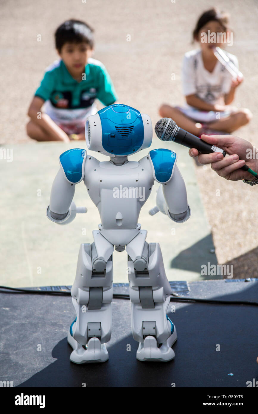 Speaking robot hi-res stock photography and images - Alamy