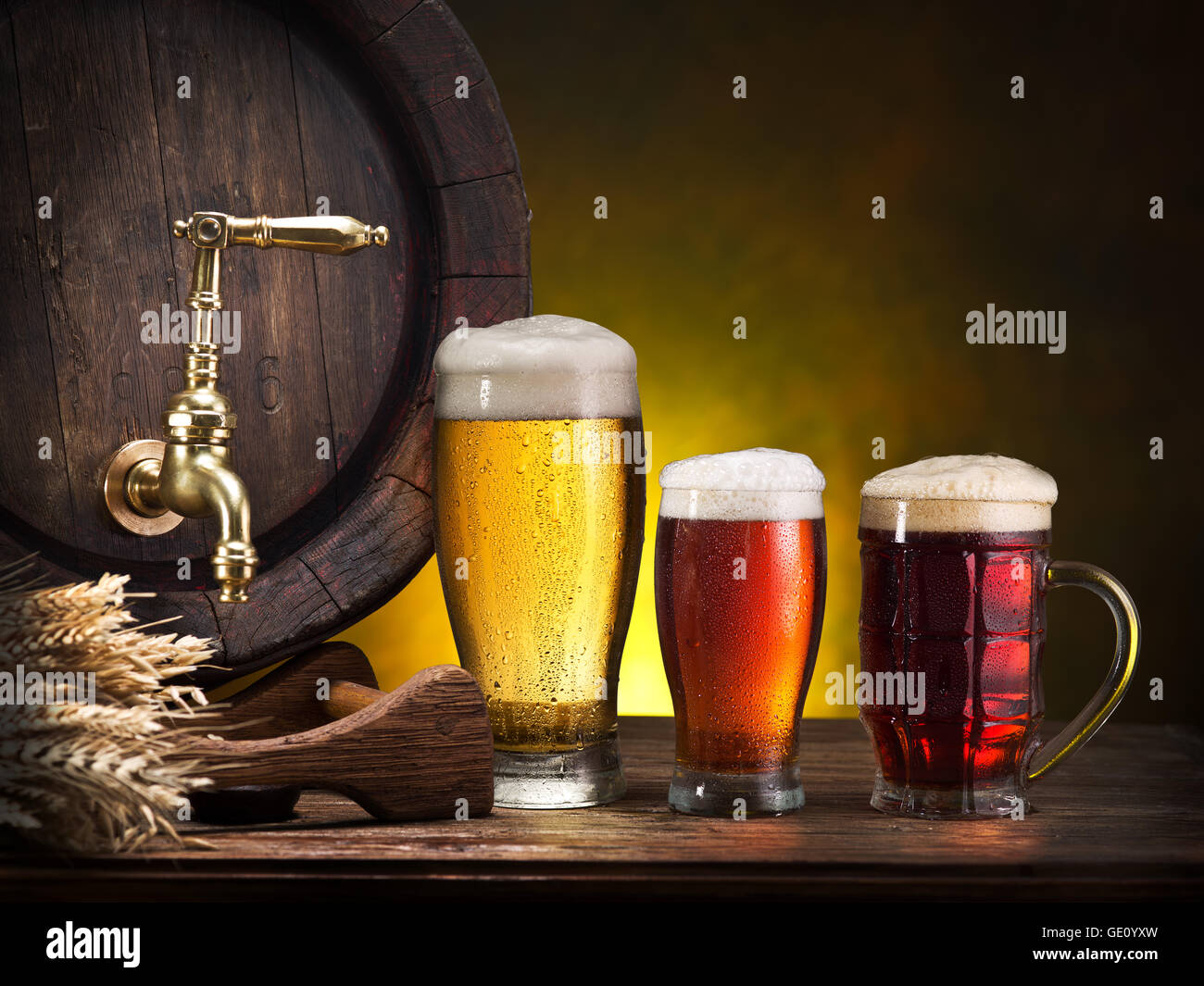 Beer table pub hi-res stock photography and images - Alamy
