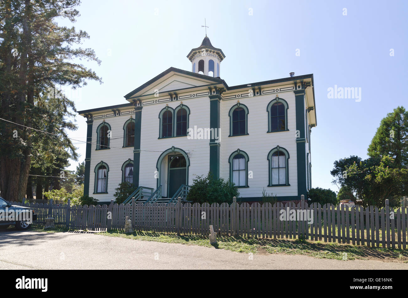 Alfred hitchcock birds school house hi-res stock photography and images ...