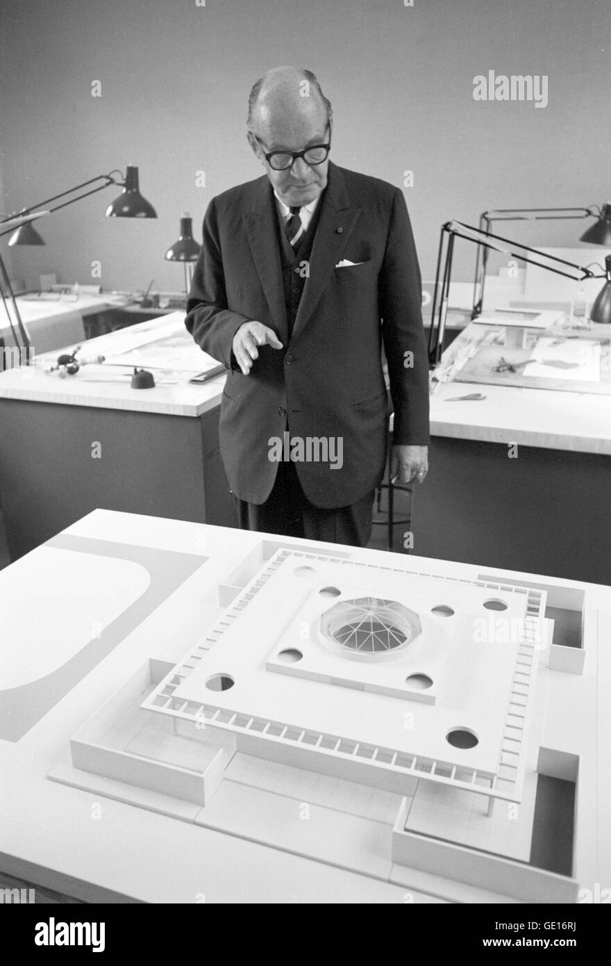 Edward Durell Stone with a model for the House of Good Taste Stock ...