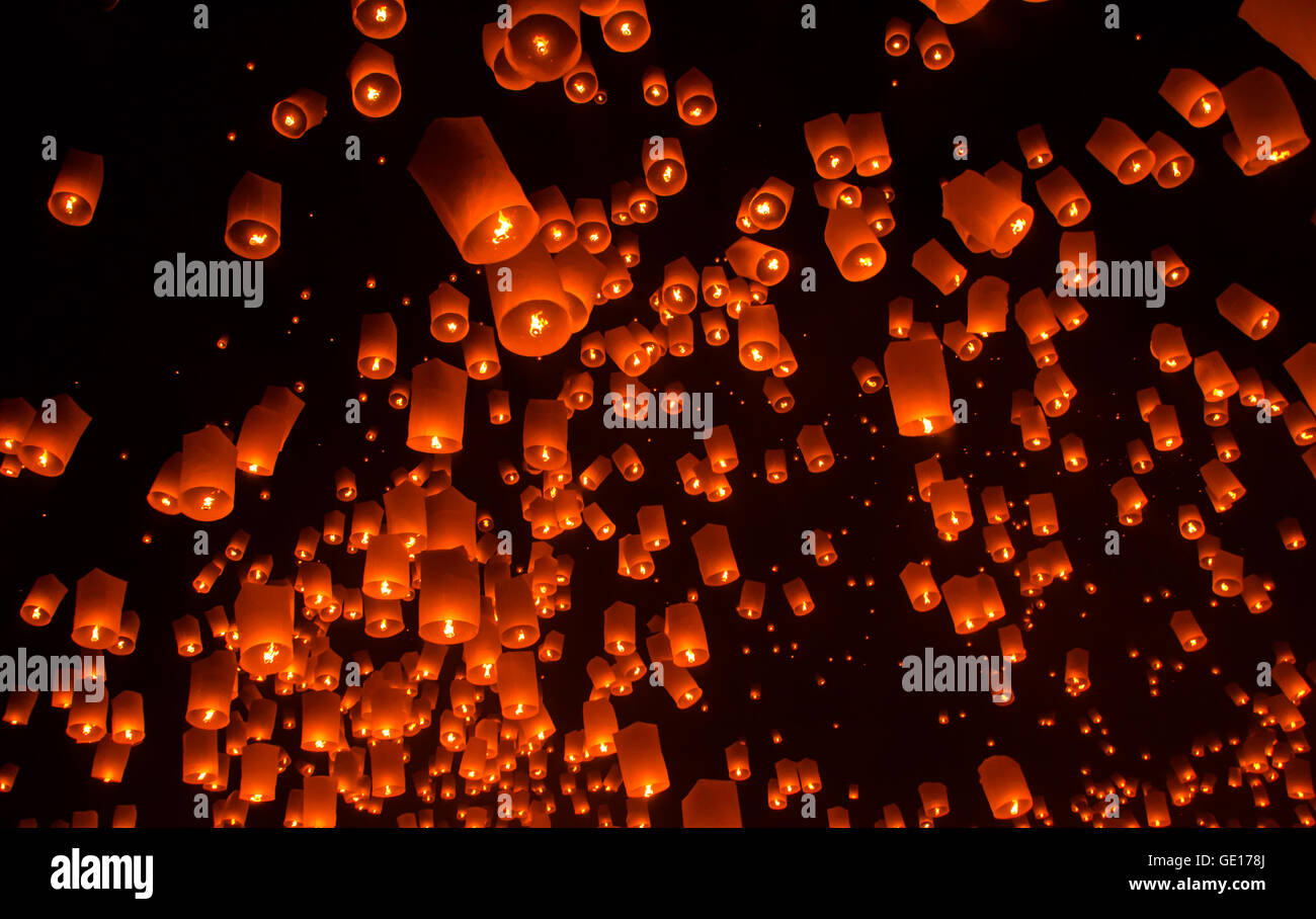 Floating lantern in Yee Peng festival, Buddhist floating lanterns to ...