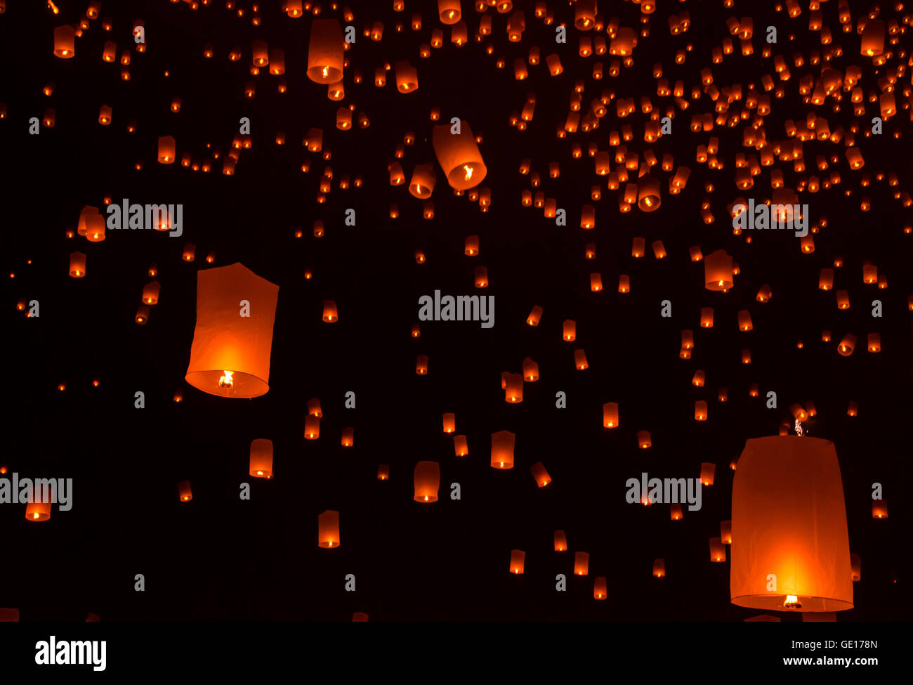 Floating lantern in Yee Peng festival, Buddhist floating lanterns to ...