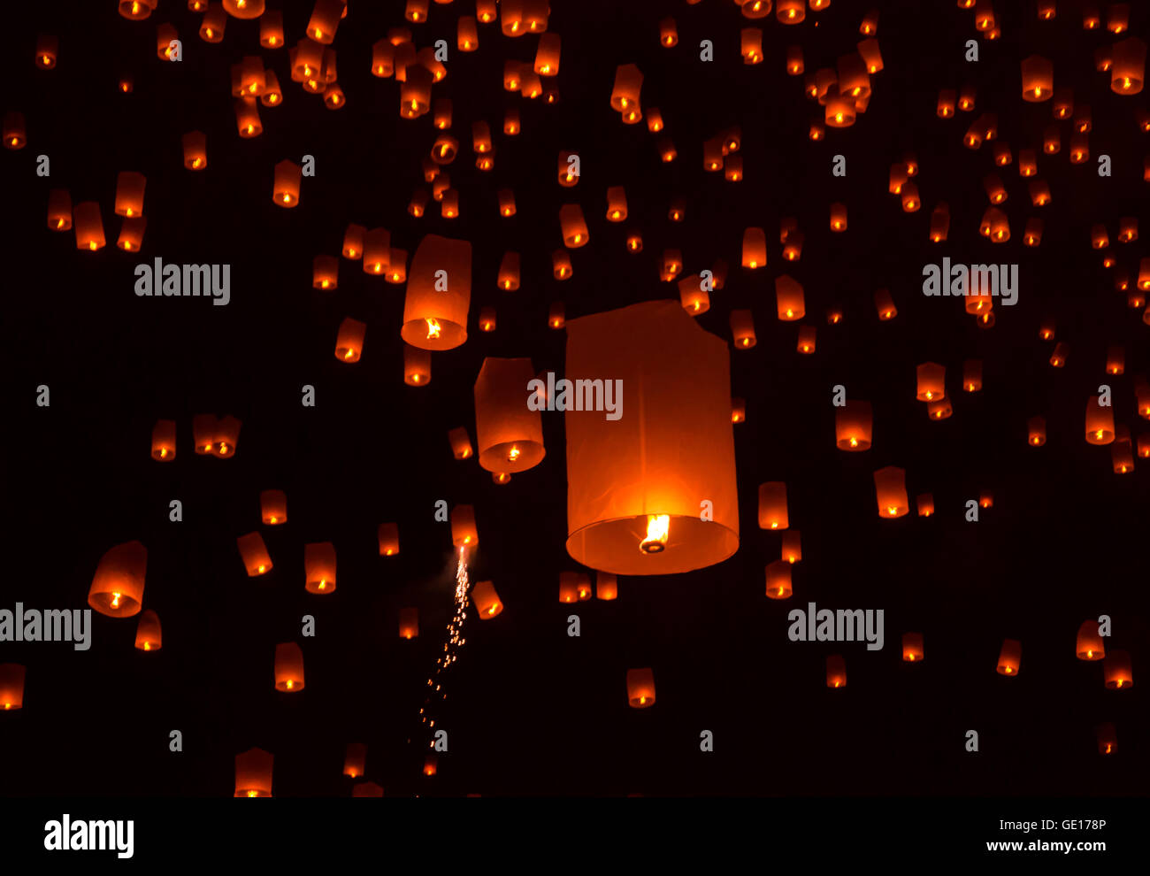 Floating lantern in Yee Peng festival, Buddhist floating lanterns to ...