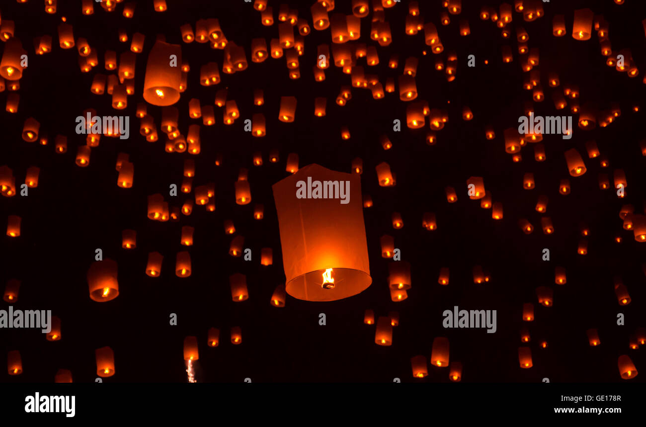 Floating lantern in Yee Peng festival, Buddhist floating lanterns to ...
