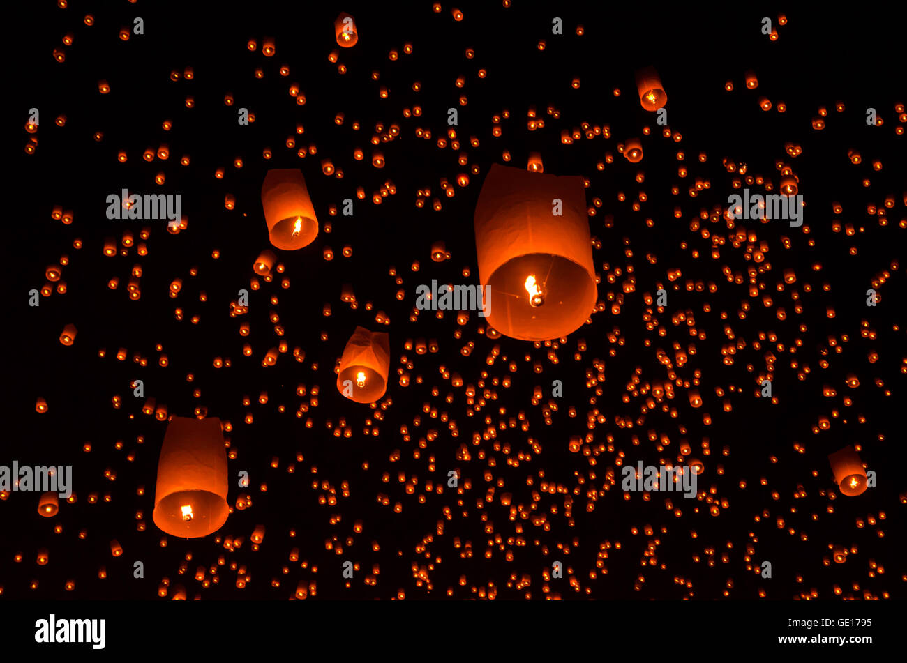 Floating lantern in Yee Peng festival, Buddhist floating lanterns to ...